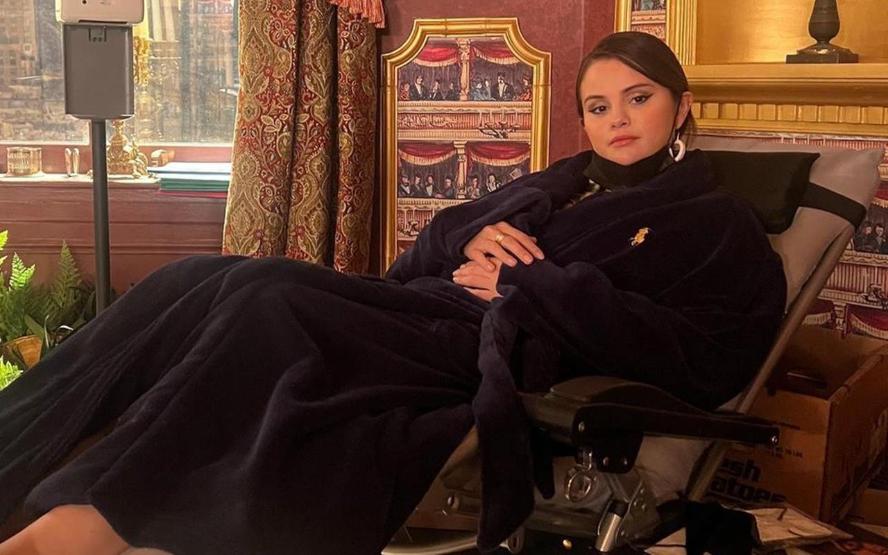 Biasa Absen Acara Penghargaan, Penampilan Selena Gomez Di Emmy Awards ...