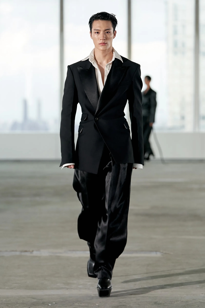 Cosplay Ala Mamba, 11 Potret Jeno NCT & Seulgi Red Velvet Hadiri NYFW 2022