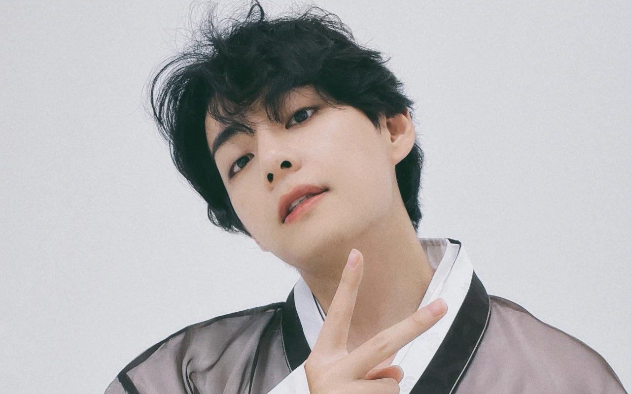V BTS Dapat Gelar Ikon dari Vogue Korea, Sudah Diincar Sejak Era 'DNA'?