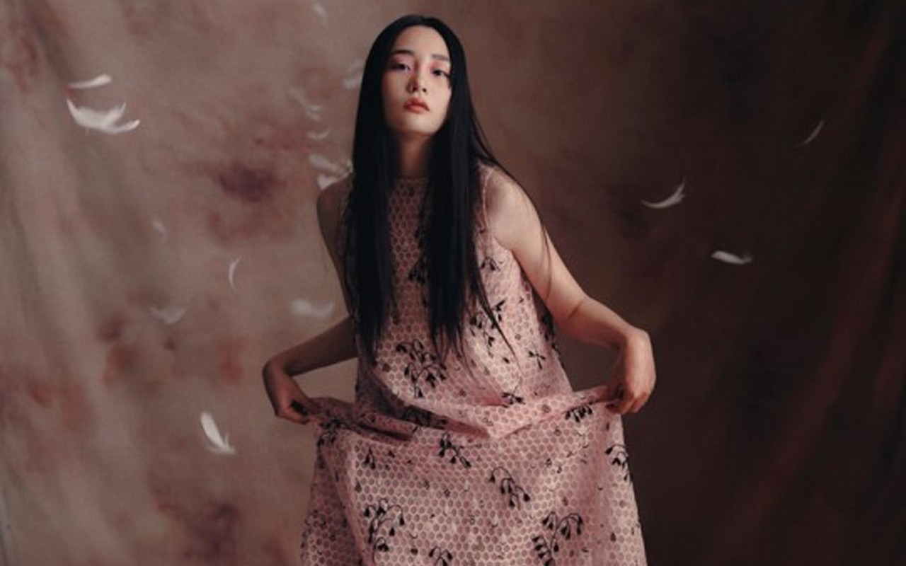 Tampil Artistik di Majalah Harper's Bazaar, Kim Min Ha Akui 'Pachinko ...