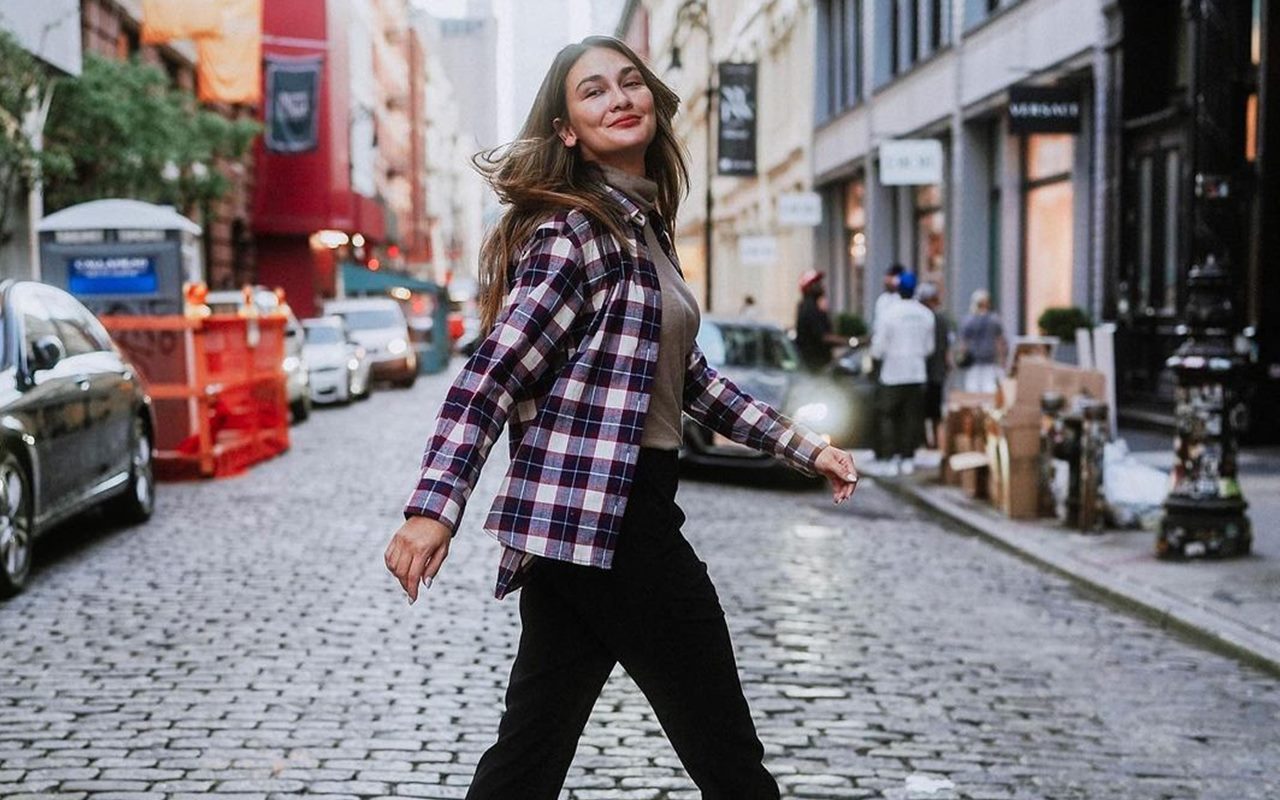 Biasa Girly, Luna Maya Kini Tampil Maskulin Kenakan Jaket Kulit Bikin ...