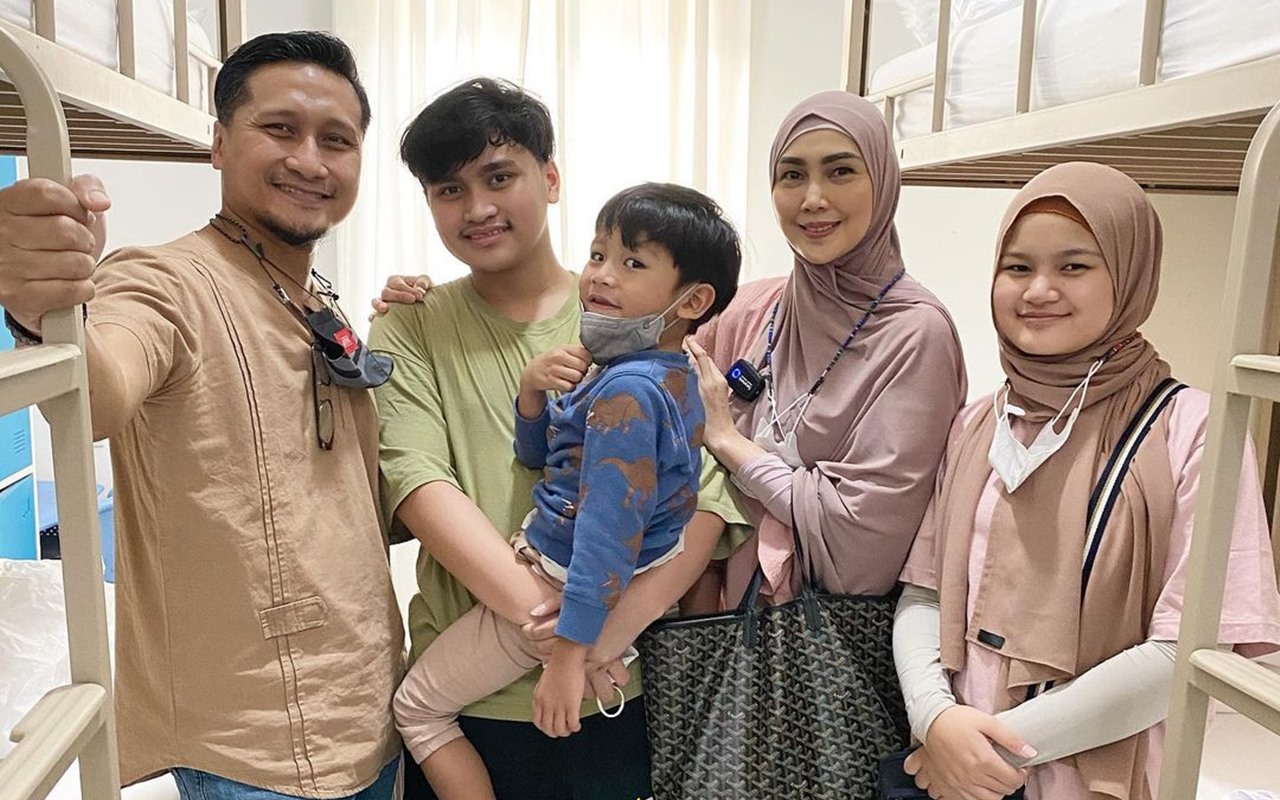 Hempas Kabar Poligami, 8 Potret Arie Untung dan Fenita Arie Yang Selalu ...