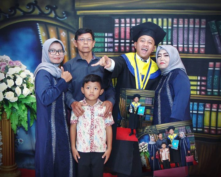 Jarang Disorot, 8 Potret Denny Caknan dan Keluarga Yang Harmonis Banget