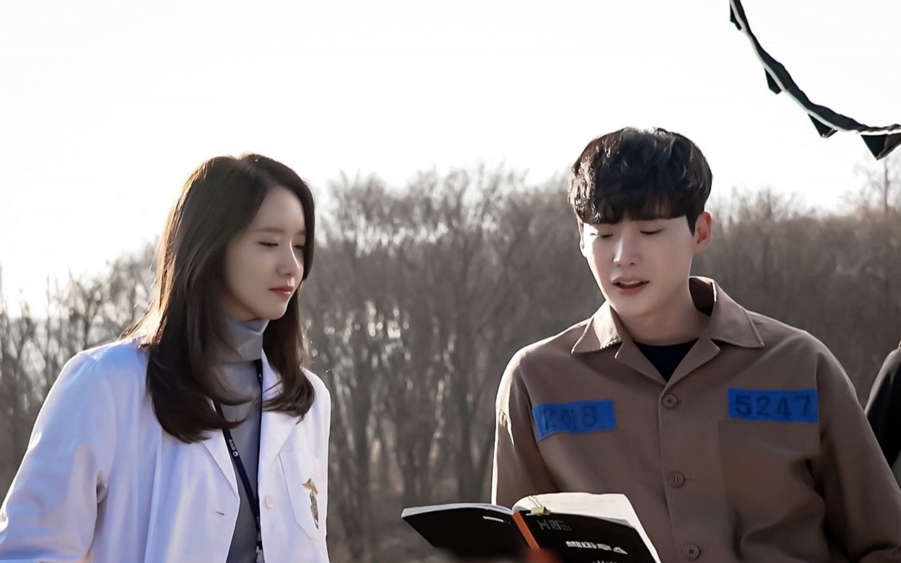 Tak Ada di Naskah, Yoona Diam-Diam Sangat Perhatian pada Lee Jong Suk Saat Syuting 'Big Mouth'