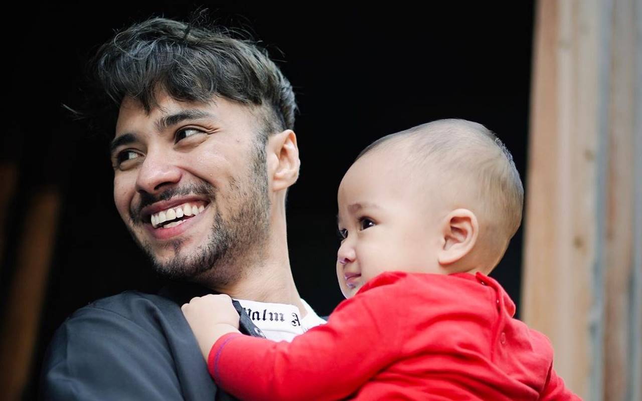 Refal Hady Main Bareng Rafathar-Rayyanza di Disneyland, Senyum Tampan ...