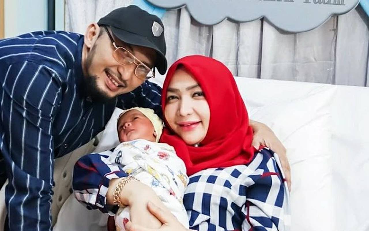 Suami Roro Fitria Malah Bingung Ditanya Tanggal Lahir Sang Anak ...