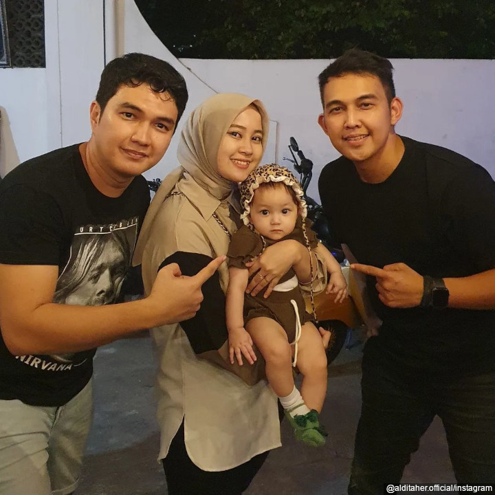 Pertemukan Istri Dengan Idola