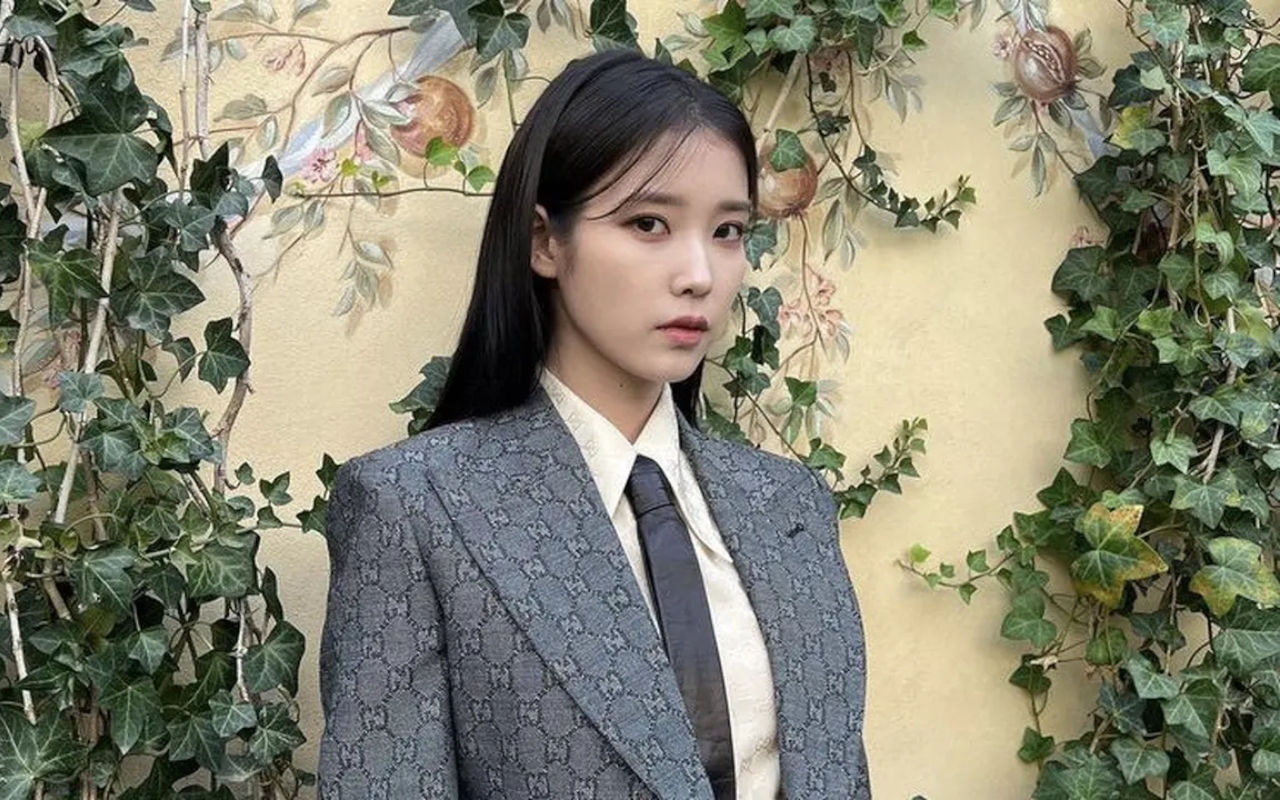 Penampilan Unik IU Kenakan Setelan Jas di Milan Fashion Week Tuai Perhatian