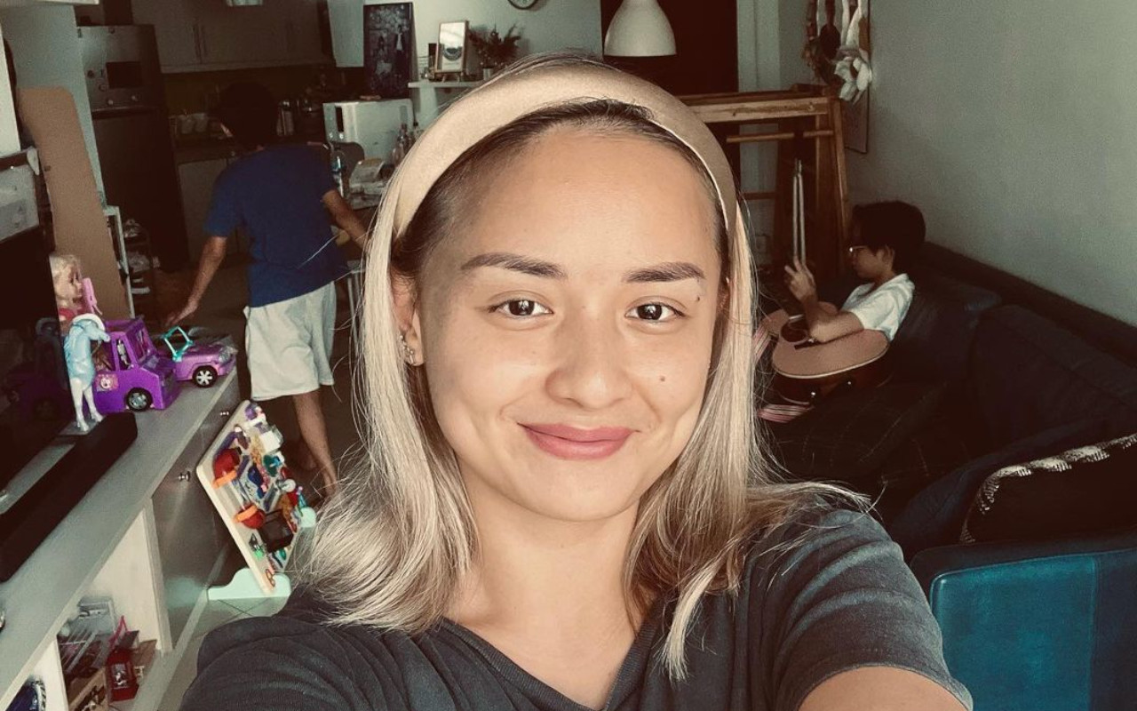 Biasa Warna, Joanna Alexandra Tampil Beda Dengan Rambut Hitam Bikin ...