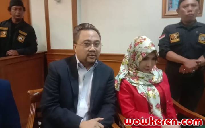 Roro Fitria Hadiri Sidang Cerai Perdana Dengan Pengawalan Ketat