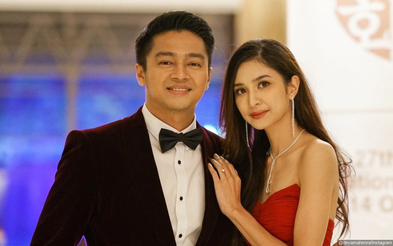 Momen Mesra Mikha Tambayong dan Deva Mahenra di Red Carpet BIFF 2022