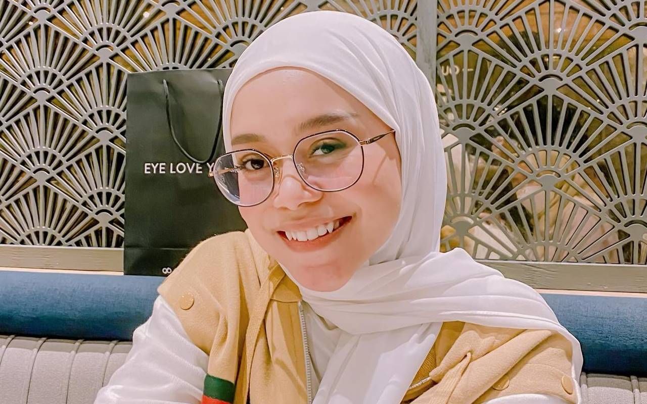 Viral Video Lesti Kejora Berangkat Umrah, Penampilan Bercadar Digandeng ...