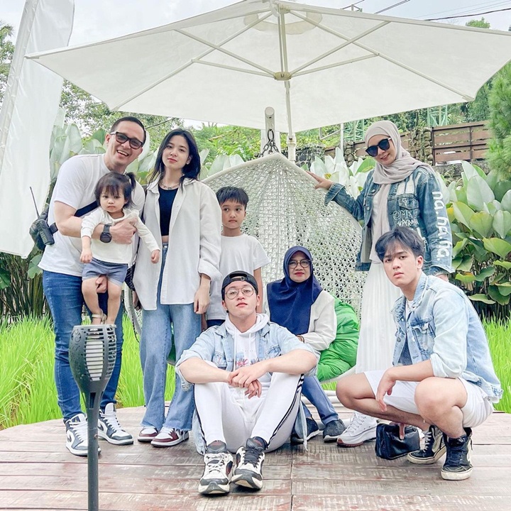 7 Potret Family Man Akhmad Fadli Yang Tindak Tegas Zee JKT48 Akui Coba Ngevape