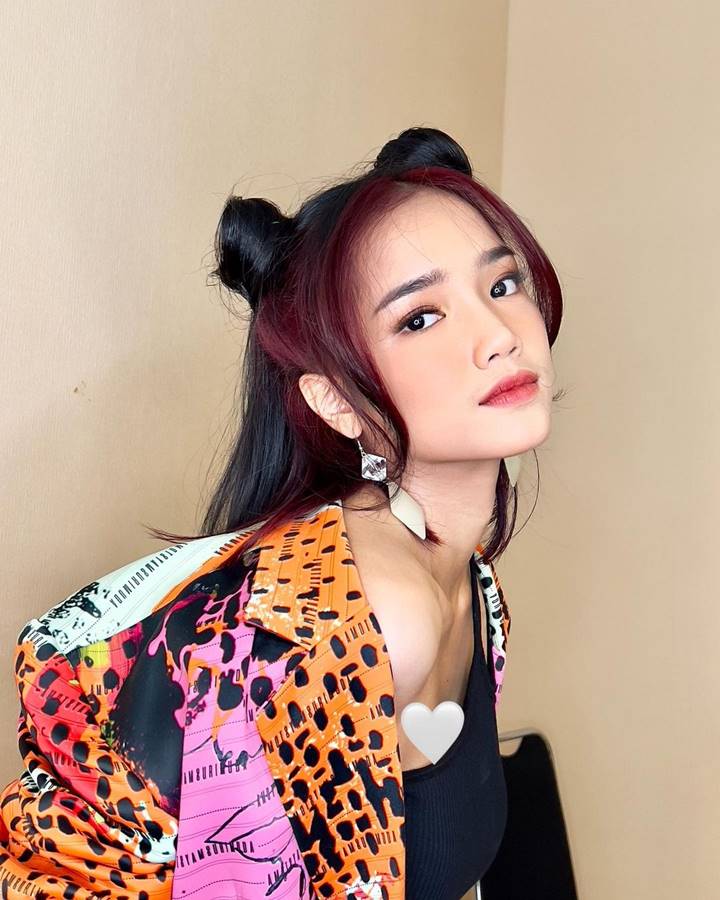 Fuji An Hitam-Merah, 8 Potret Artis Hits Ikuti Tren Rambut Dua Warna