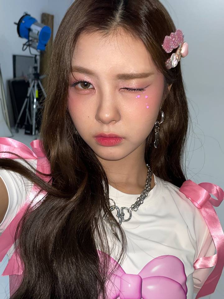 Dayeon Kep1er Diisukan Kencani Won CHIIPER, Ini 8 Pesonanya Berbalut OOTD Pinky