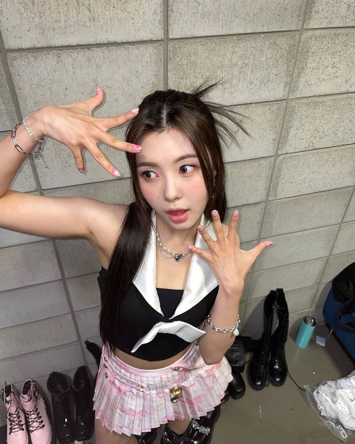 Dayeon Kep1er Diisukan Kencani Won CHIIPER, Ini 8 Pesonanya Berbalut OOTD Pinky