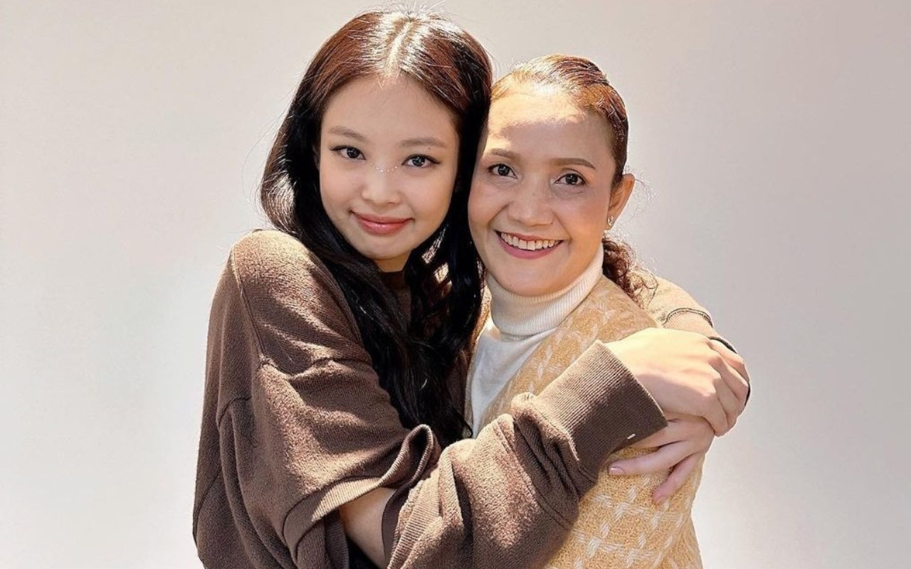Jennie BLACKPINK Hampir 'Rebut' Mama Lisa, Reaksinya Bikin Ngakak