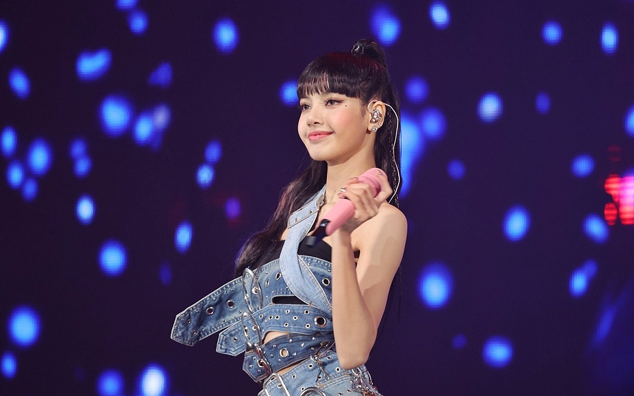 Lisa Bak Pesulap Saat Tangani Wardrobe Malfunction di Konser BLACKPINK