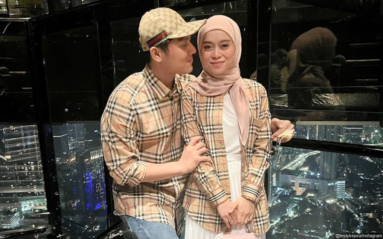 Sambangi Polres Jakarta Selatan, Rizky Billar Rangkul Mesra Lesti Kejora