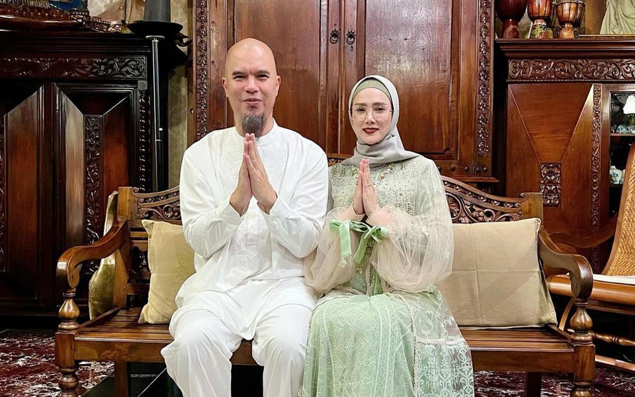 Momen Ahmad Dhani & Mulan Jameela Merakyat Makan Di Pinggir Jalan Tuai Pujian