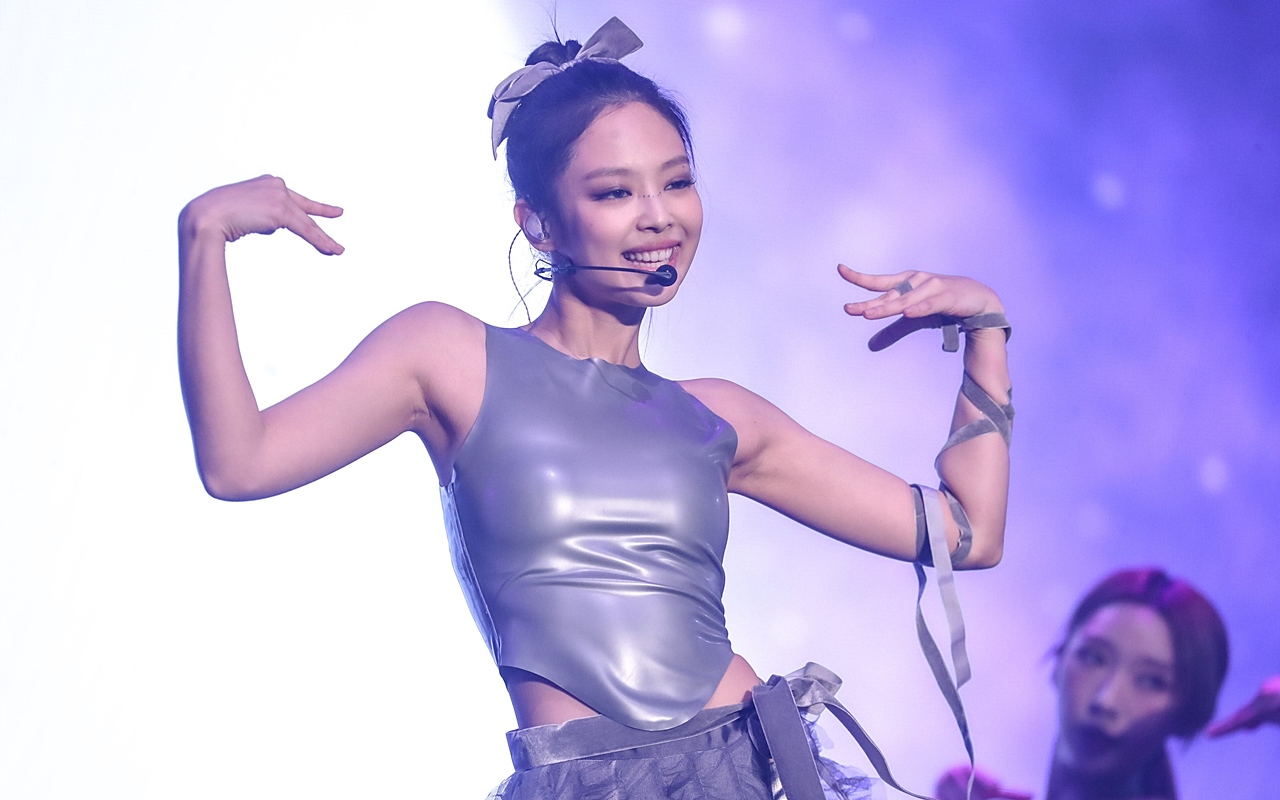 Leher Jennie Diraba Dancer Pria di Konser BLACKPINK Bikin Fans Histeris