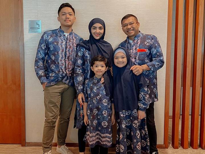 Kompakan Pakai Batik