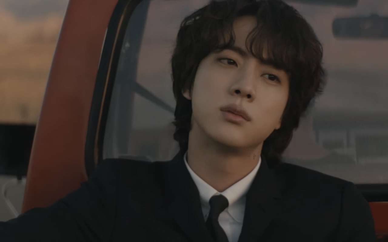 Jin BTS Pamer Suara Malaikat dan Akting Memukau di MV Debut Solo 'The Astronaut'