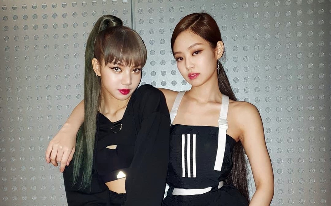Jennie Jaga Lisa Agar Tak Jatuh Dari Panggung Konser BLACKPINK