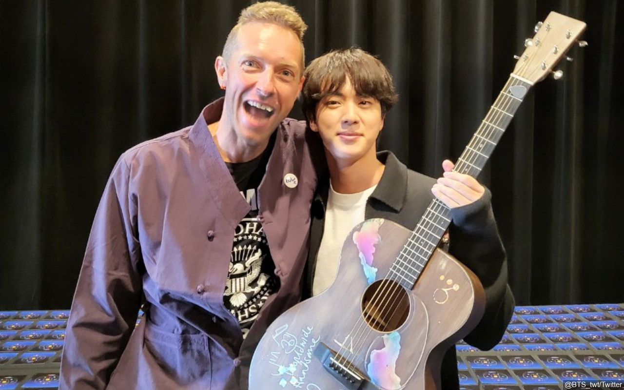 Momen Haru Jin BTS Peluk Chris Martin di Konser Coldplay, Ada Fakta ...