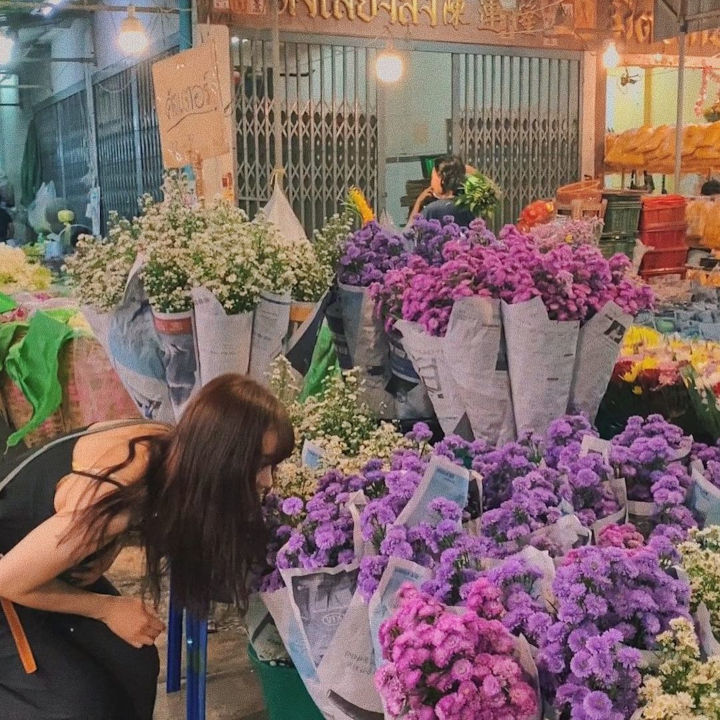 Menyatu dengan Hamparan Bunga