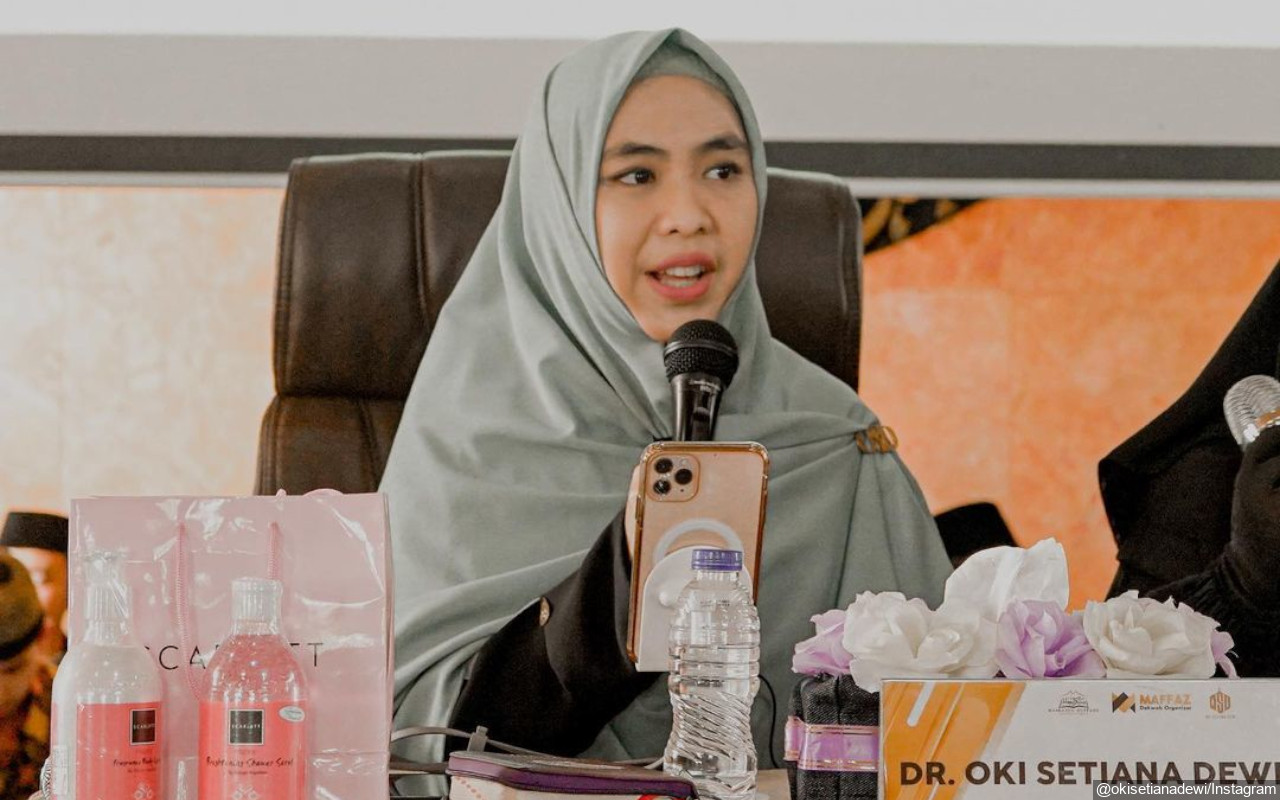 Oki Setiana Dewi Curhat Perbedaan yang Bikin Nyesek Saat Sidang Promosi Doktor