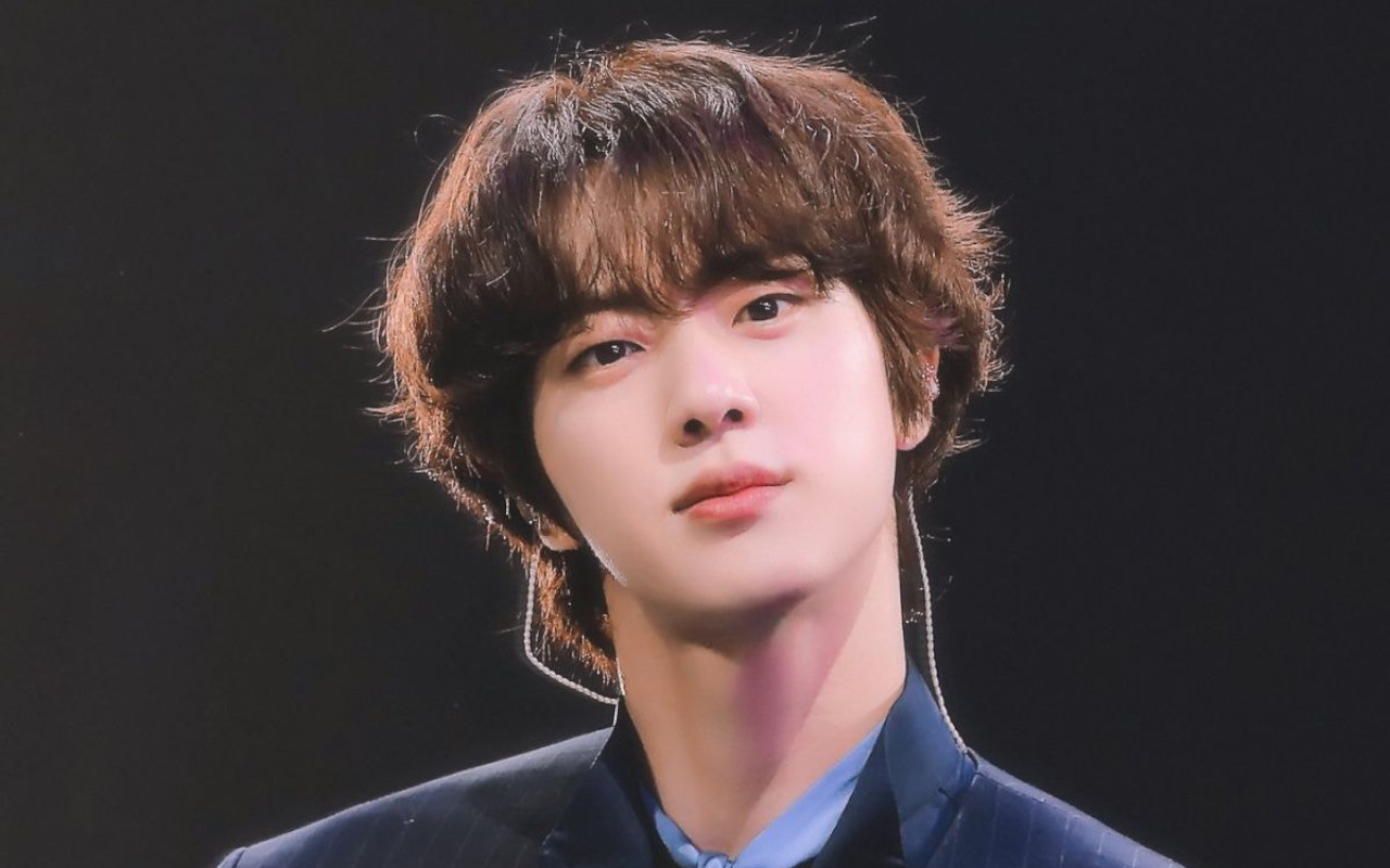 Jin BTS Disebut Bak Payung, Sifat Aslinya Dibongkar Model MV 'The Astronaut'