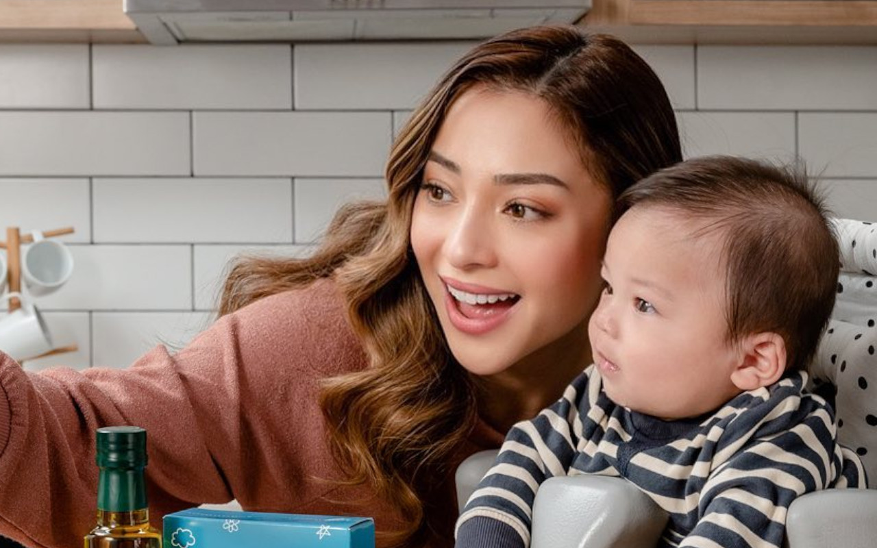 Nikita Willy Dipuji Ibu Tangguh Usai Momen Masak Sambil Gendong Anak Trending