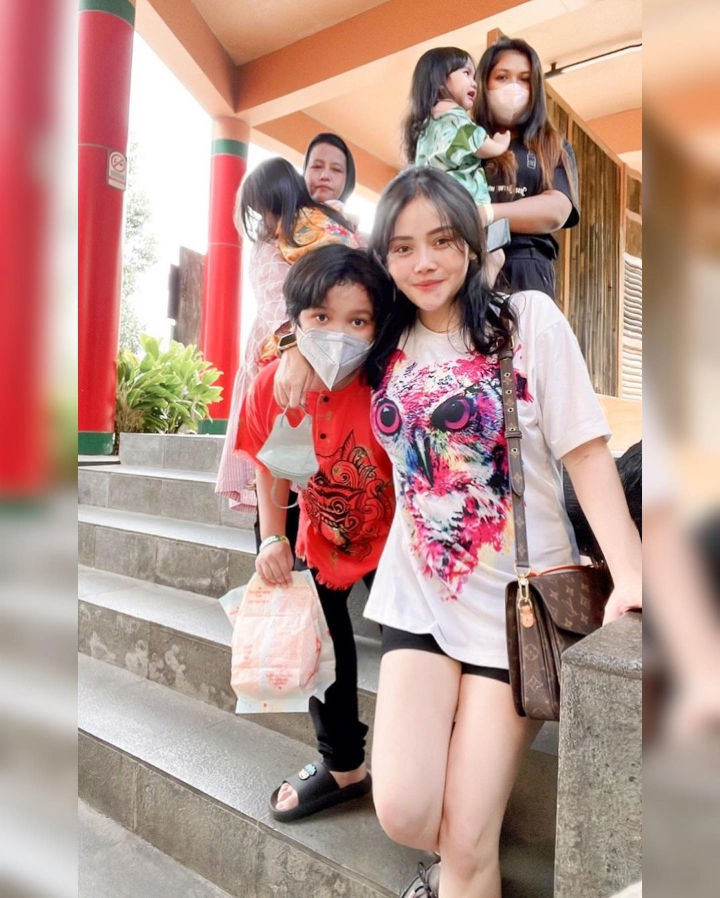 8 Potret Hot Mom Mawar AFI Usai Bungkam Kritik Soal Baju Seksi