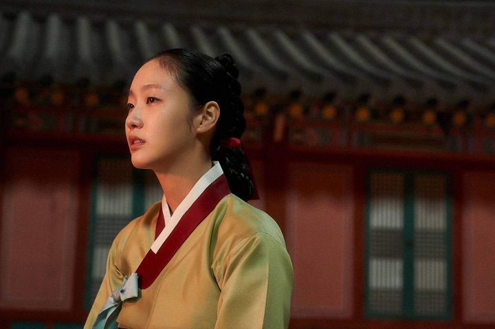 Kim Go Eun Pakai Hanbok Di Comeback 'Hero', Intip 7 Pesonanya Berbalut Outfit Saeguk