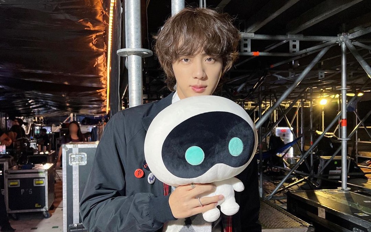 Gemasnya Jin BTS Seru-Seruan Bareng Wootteo Saat Syuting 'The Astronaut'