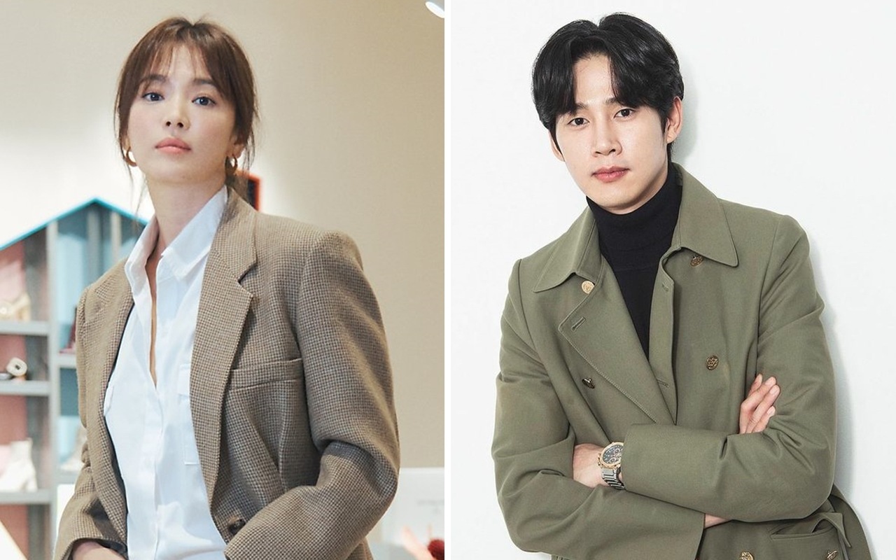 Song Hye Kyo Pose Manyun Nempel Park Sung Hoon, Simbol Cinta Curi Fokus