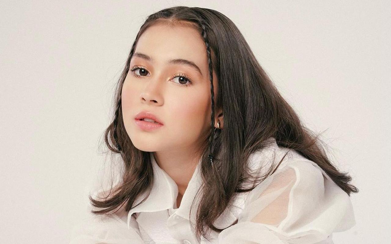 Masih 15 Tahun, Look Sandrinna Michelle Dengan Makeup Bold & Outfit ...