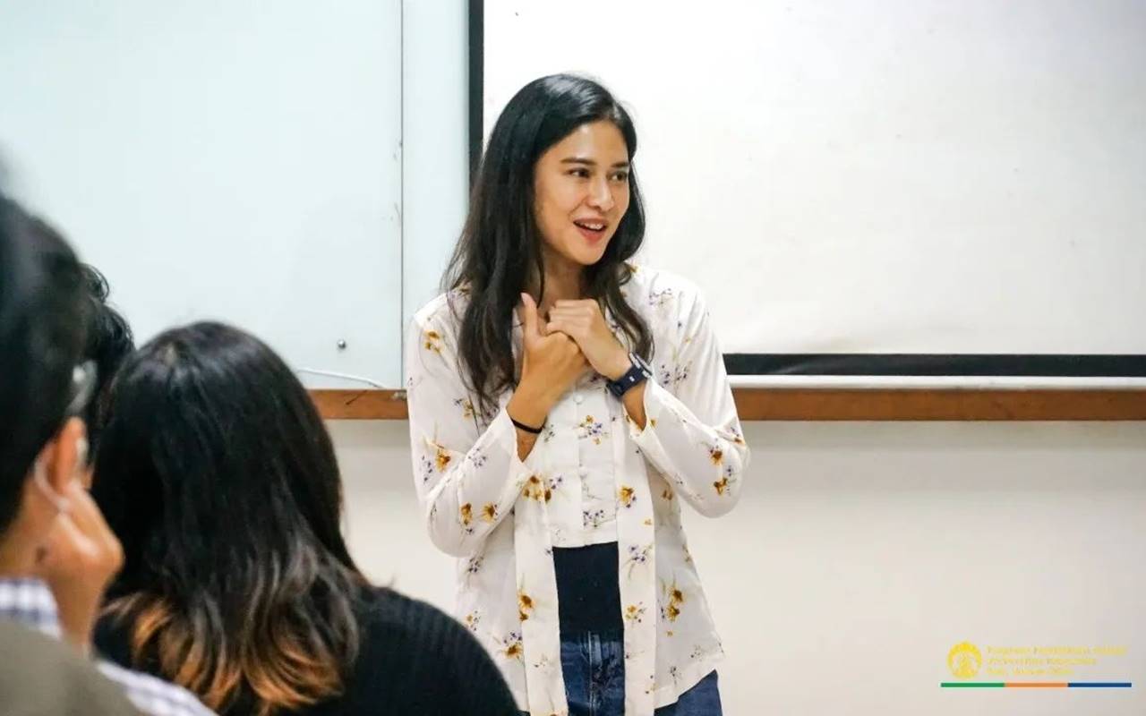 Dian Sastro Gak Pelit Kasih Nilai, Penampilan Jadi Dosen UI Bikin Salfok