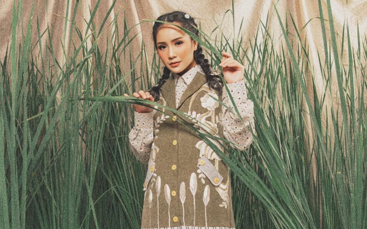 Harga Baju Bolong Nagita Slavina Lagi-Lagi Bikin Melongo