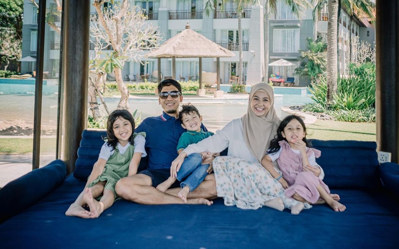 Desta Boyong Keluarga Kecil ke Jepang, Ekspresi Sang Putra Bikin Salfok