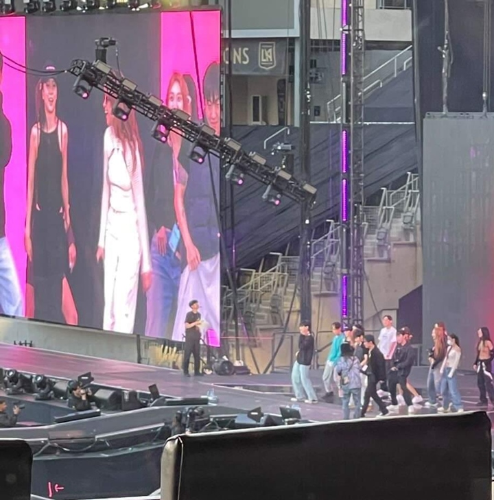 Cetar Abis! Jisoo BLACKPINK Perdana Nyanyikan 'Liar' Bareng Camilla Cabello di Konser 'BORN PINK'