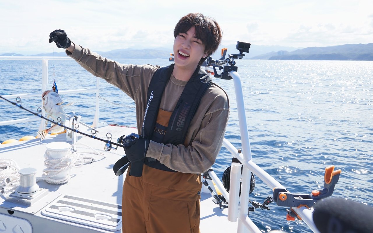 Nelayan Ganteng, Jin BTS Jadikan 'Super Tuna' Mantra Mancing Ikan di Laut