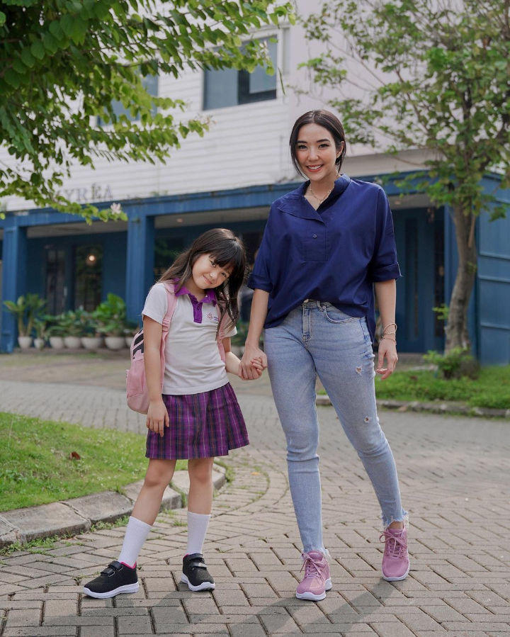 Rebutan Bias V BTS, Gisella Anastasia dan Gempi Pamer Momen Mom-Daughter Goals di 10 Potret Ini