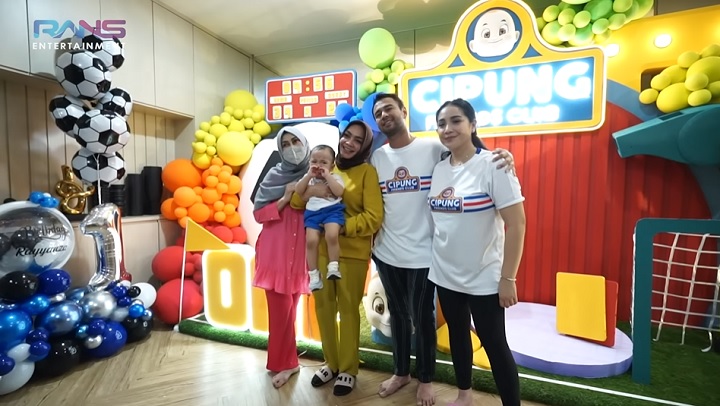10 Potret Meriah Ultah Pertama Rayyanza Cipung Yang Bertema Sepak Bola