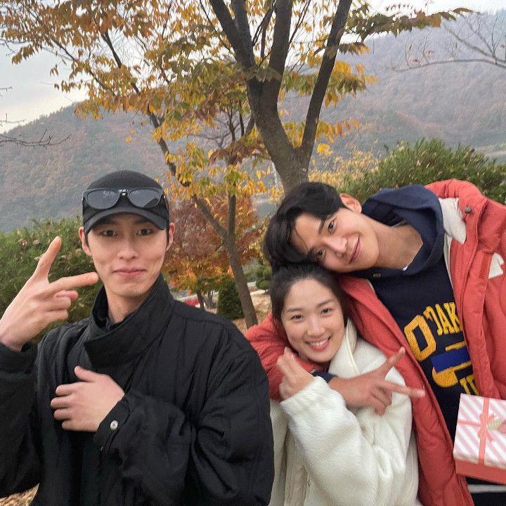 Rowoon SF9 Rangkul Mesra Kim Hye Yoon Saat Foto Bareng Lee Jae Wook