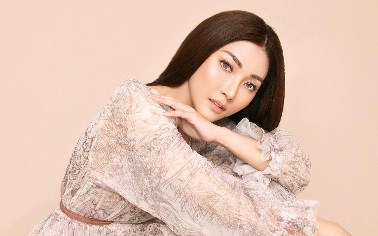 Sarwendah Cuci Baju Bareng ART di Pinggir Kali, Riasan Wajah All Out