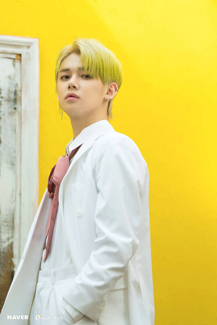 Charming dengan Rambut Kuning