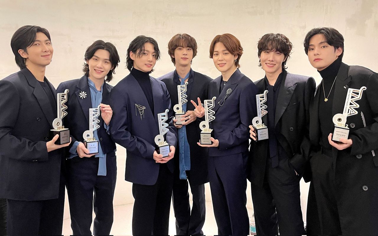 BTS Akhirnya Tebar Foto OT7 Antar Jin Wamil, Pose V Curi Fokus