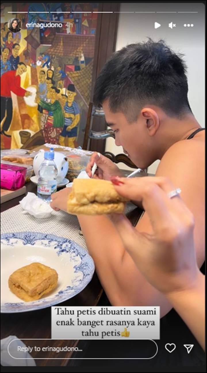 Masak Buat Erina Gudono, Kaesang Pakai Singlet Bak Nahyan Versi Dewasa